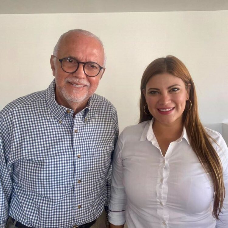 Presidenta De Ixtlán Entrega Invitación Y Plantea Proyectos A Navarro